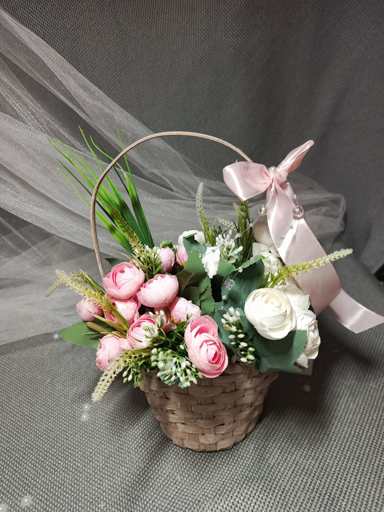 Корзинка с искусственными цветами для торжественной церемонии или декора.