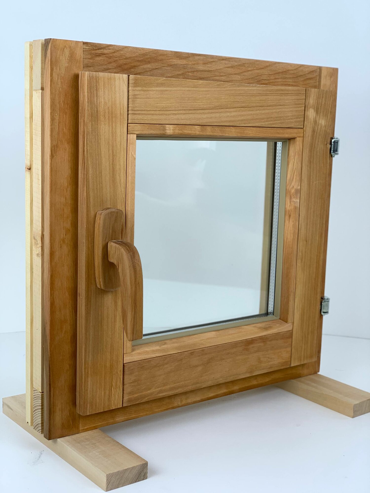 Окно банное 400*400 из ольхи и кедра со стеклопакетом.