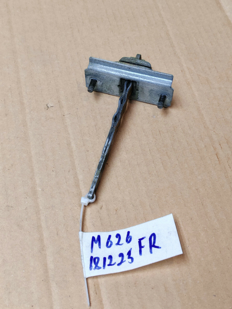 Ограничитель двери FR Mazda 626 GE