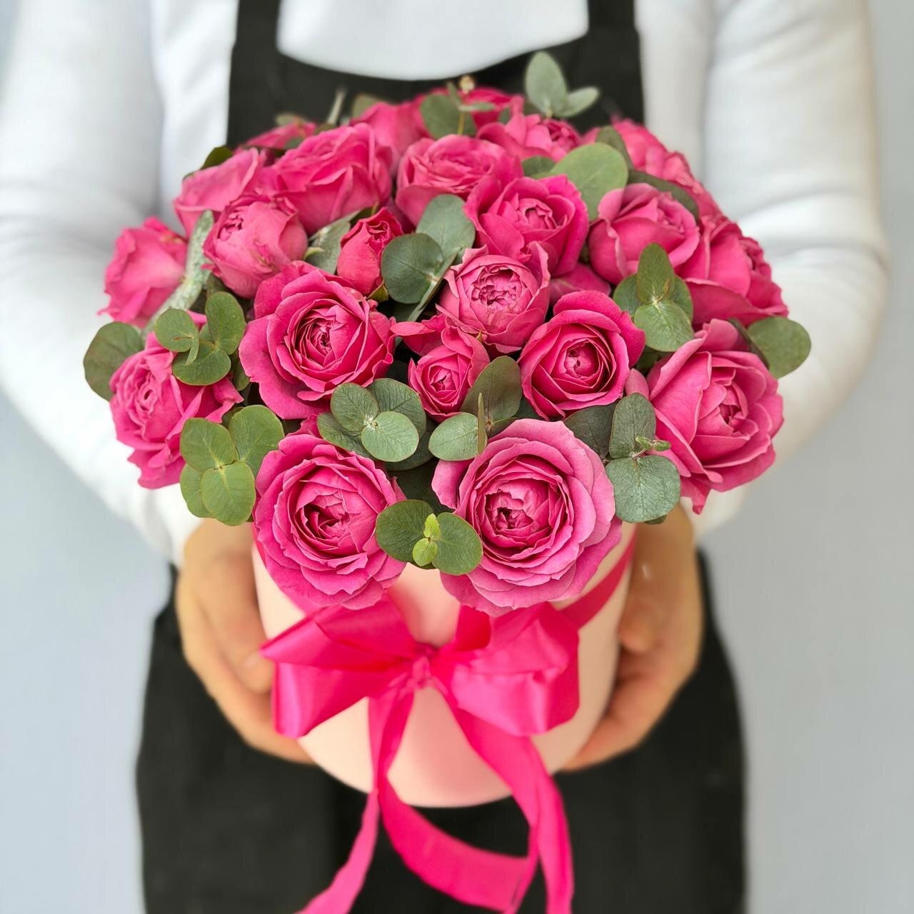 Пионовидные Розы Rybe-Flowers "Мисти Баблз", в коробке, розовые, с эвкалиптом