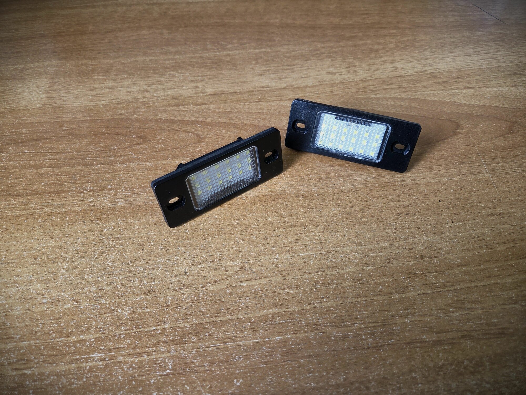 Плафоны фонари диодные LED подсветки номерного знака (2 шт.) на Фольксваген Тигуан, Туарег, Гольф 5 5D, Пассат 5 (5D), Порше Каен