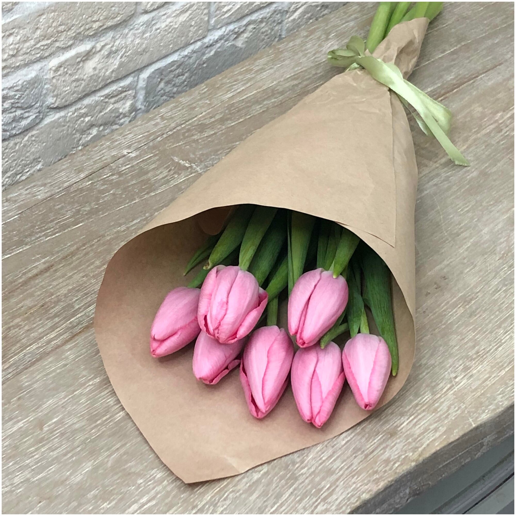 Букет розовых тюльпанов 7 штук в стильной крафтовой упаковке