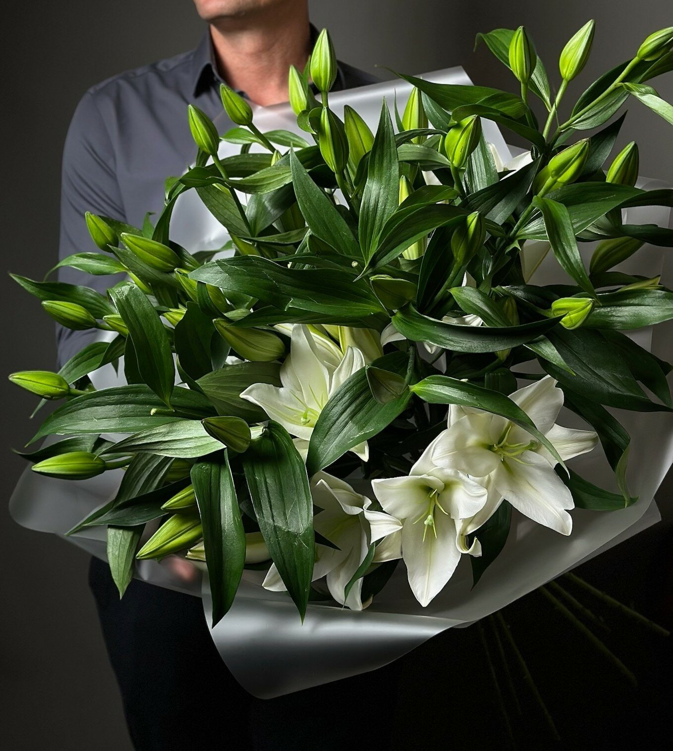 Букет из 9 белых лилий, идеальный и незабываемый подарок для любимой