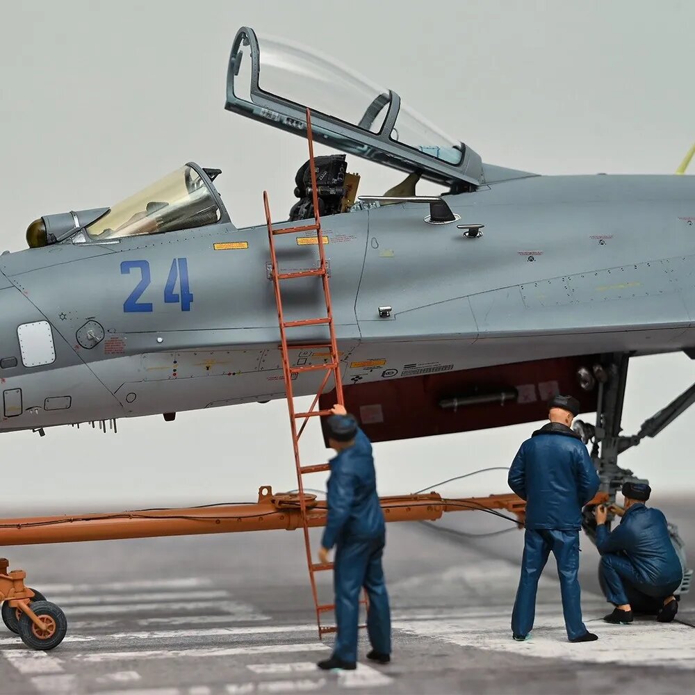 Сборная модель Great Wall Hobby S4818 - Истребитель Су-27 "Фланкер Б" ВВС Китая, масштаб 1/48, специальное издание к 15-летнему юбилею — фото 1