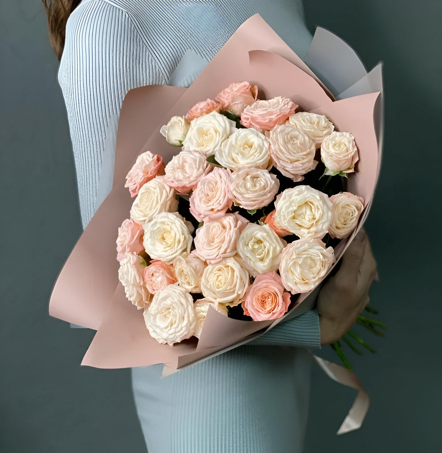 Букет свежесрезанных цветов из кустовых роз в дизайнерской упаковке.022