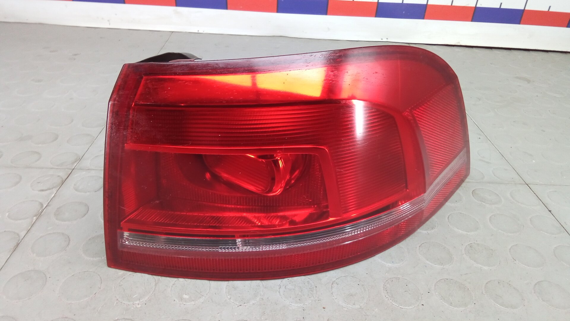 Фонарь задний правый VOLKSWAGEN PASSAT B7, Номер 3AF945096E