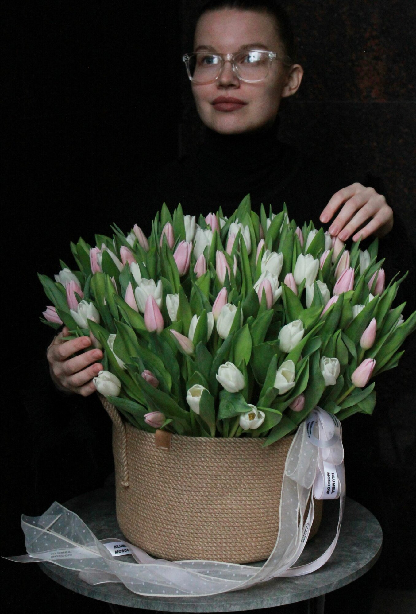 101 тюльпан в плетеном лукошке от студии цветов klumba.moscow