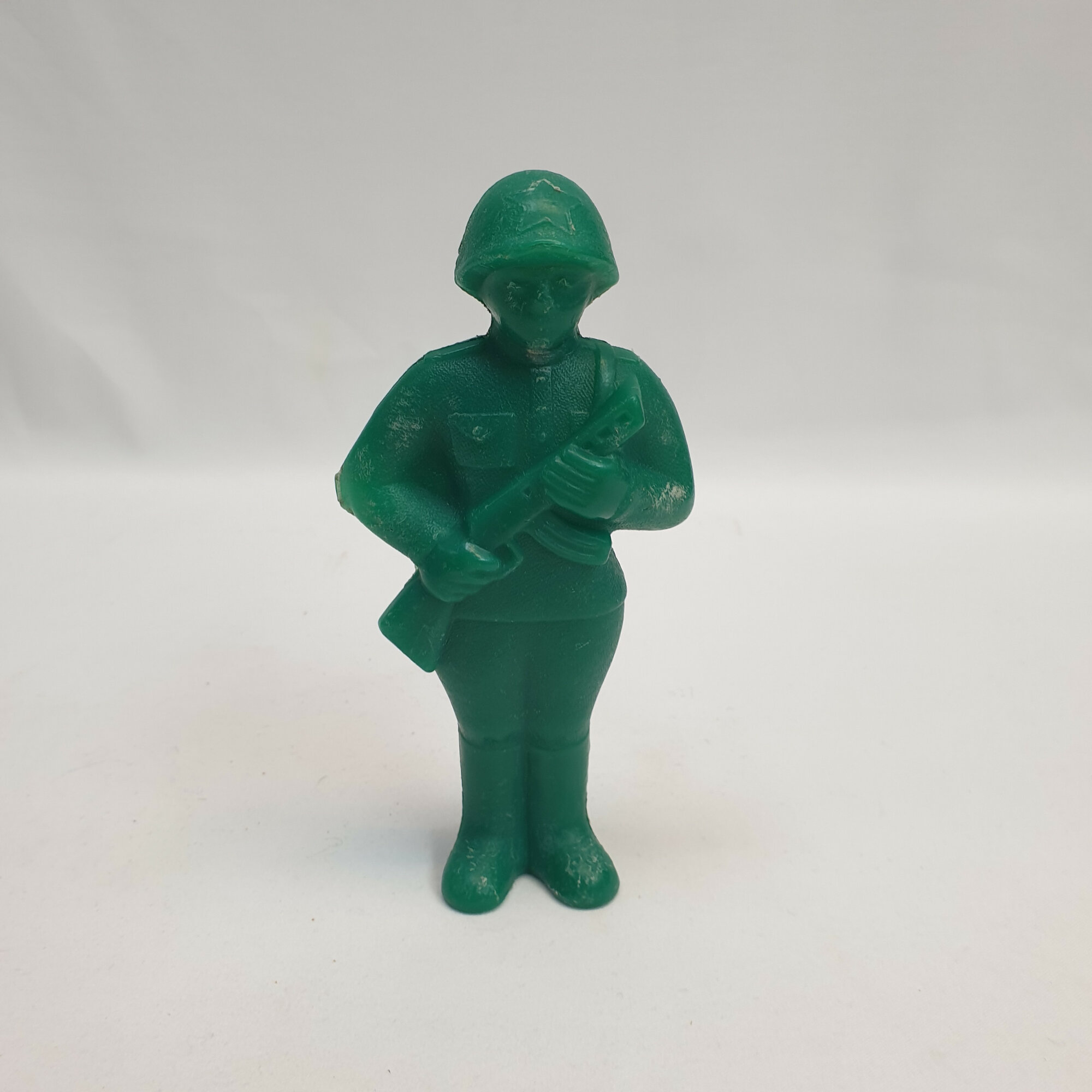 Винтажный солдатик 7х15 см , автоматчик, пластмасса, дефекты. СССР