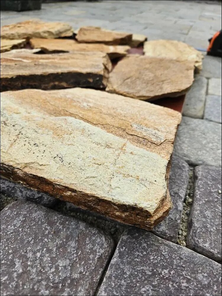 Плитняк, камень натуральный. Златолит, толщина 1,0-2,5 см, 0,33 м2