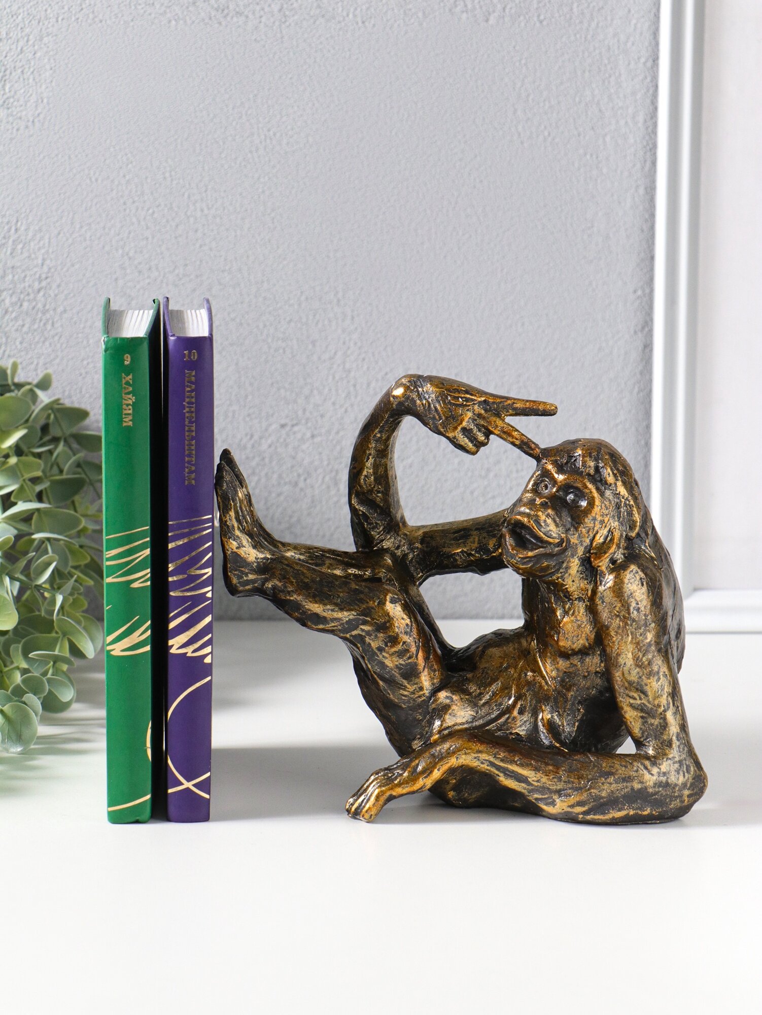 Держатель - подставка для книг полистоун «Шимпанзе показывает жест - победа», 19×10×16.5 см