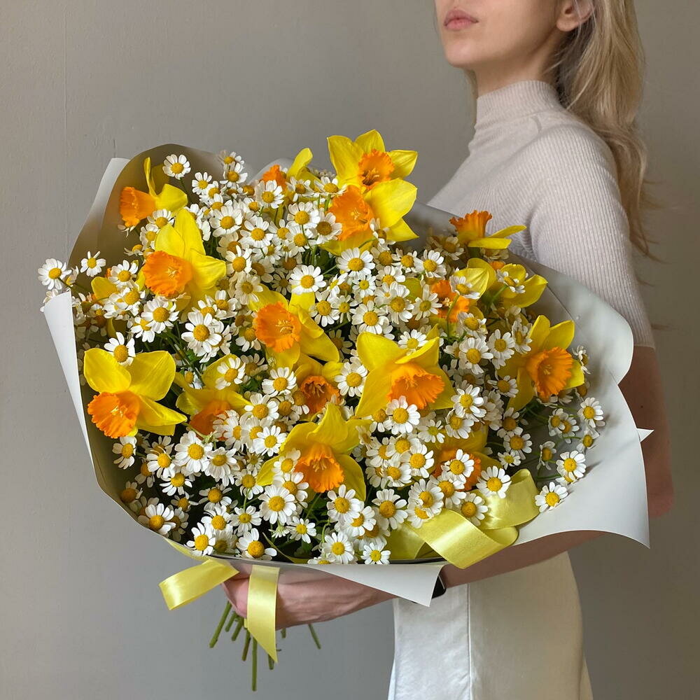 Весенний букет с солнечными нарциссами и ромашкам. Veresk 899