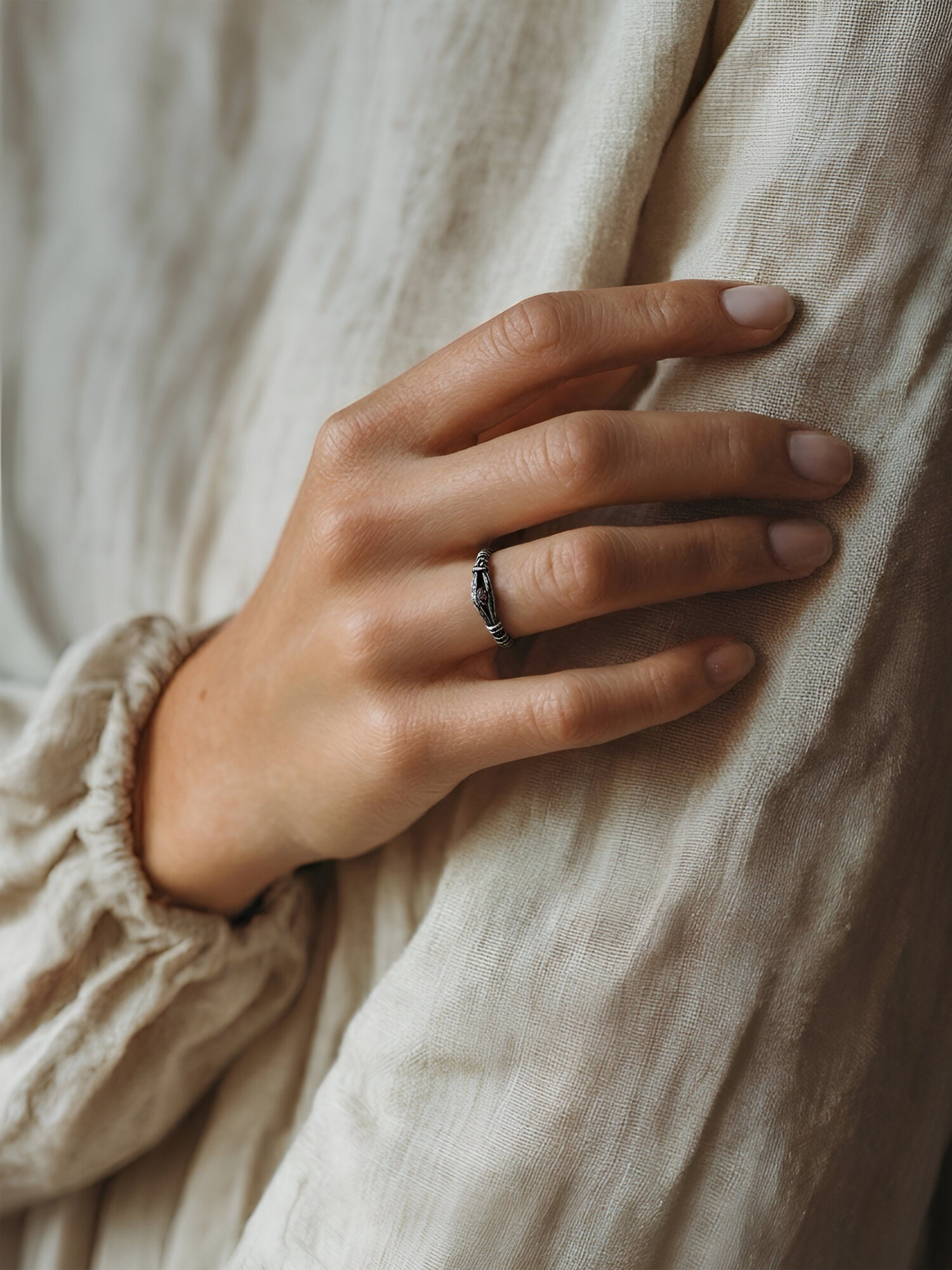 Кольцо помолвочное, тонкое, серебро, 925 проба, корунд