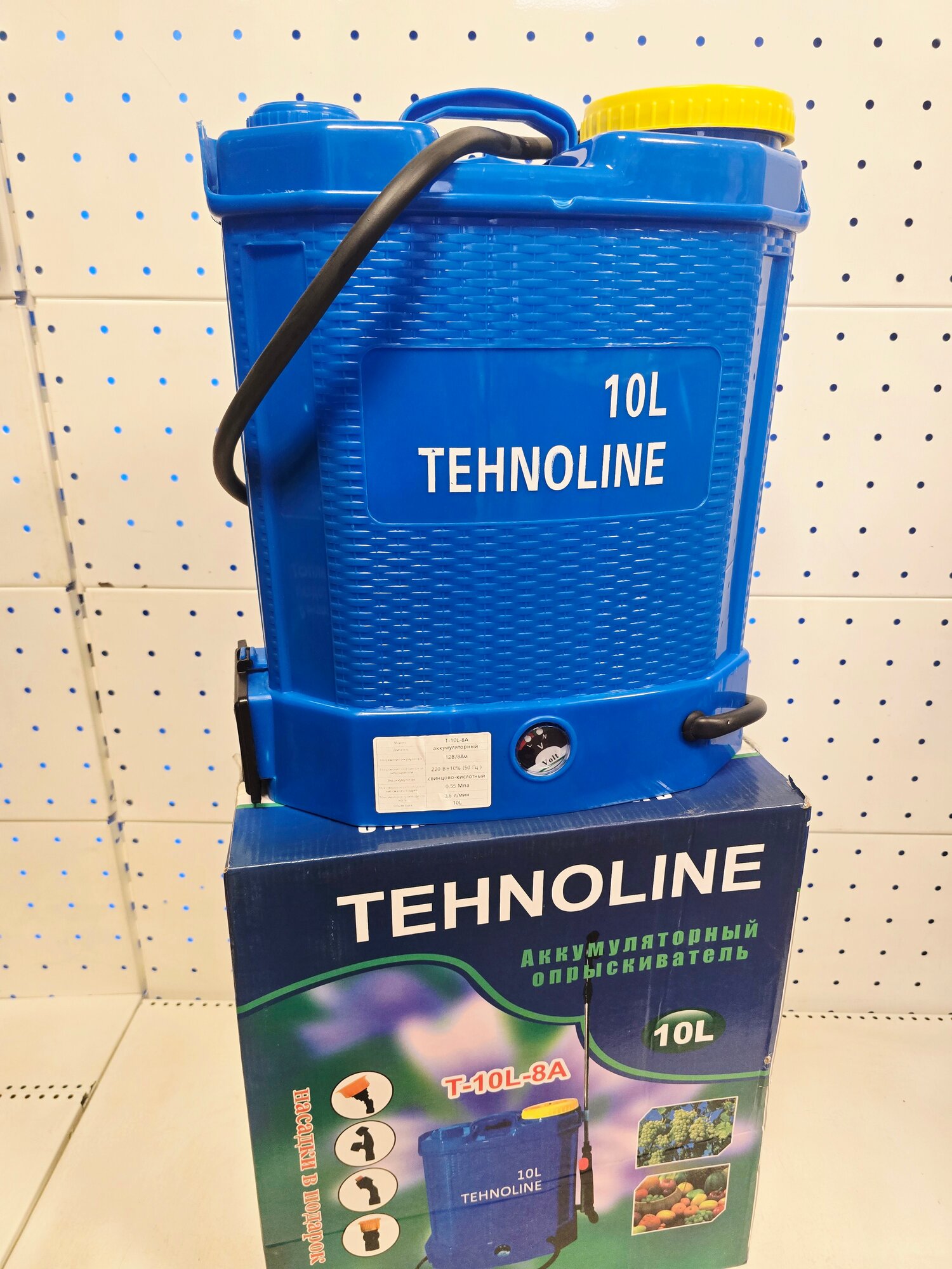 Аккумуляторный садовый опрыскиватель ранцевый Tehnoline T-10L-8A, 10л, 12В/8Ач, 4 насадки в комплекте