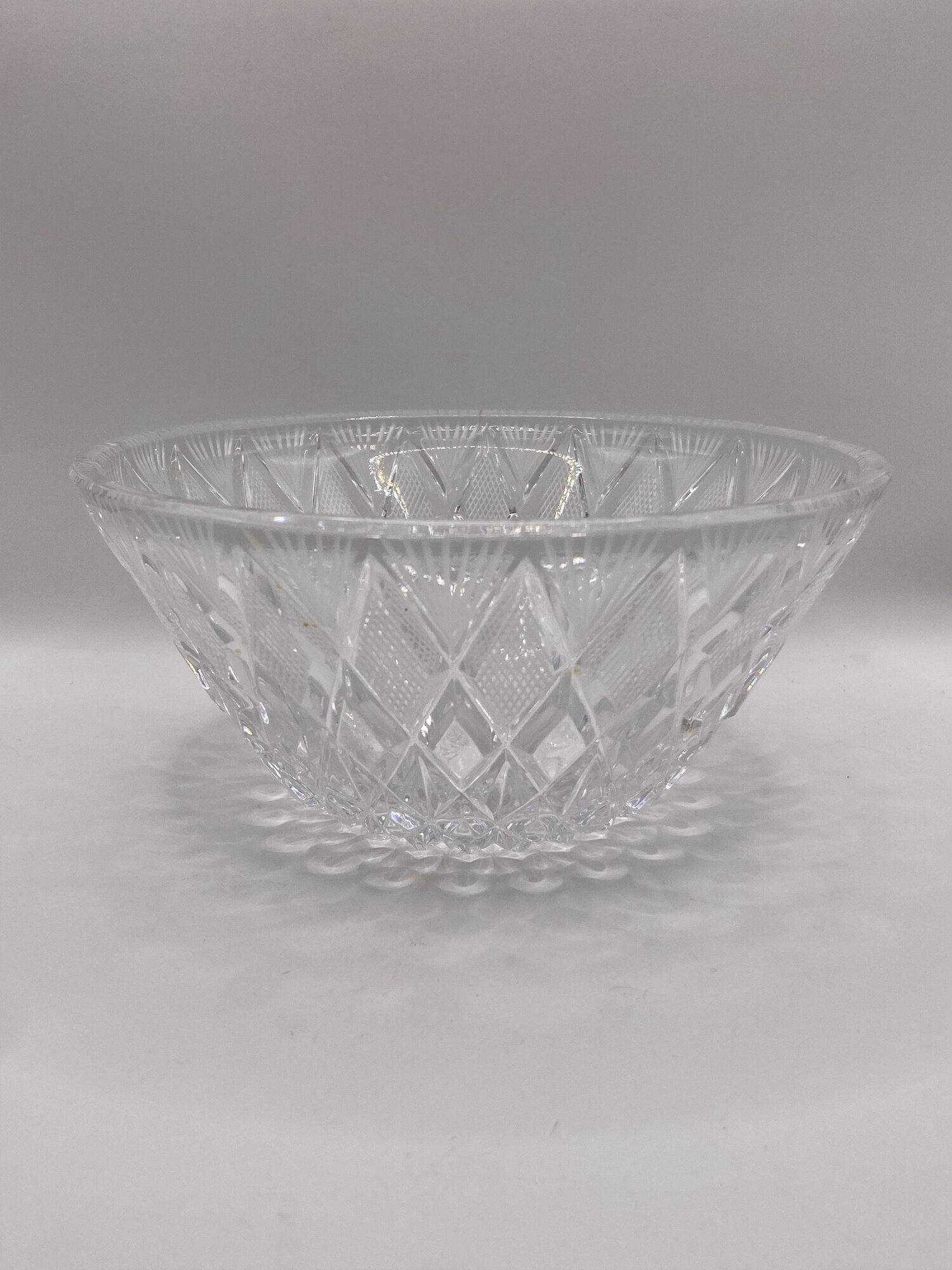 Фруктовница с узорами в виде ромбов. Хрусталь. СССР. Алмазная резка. Диаметр: 18.5 см. Высота: 9 см.