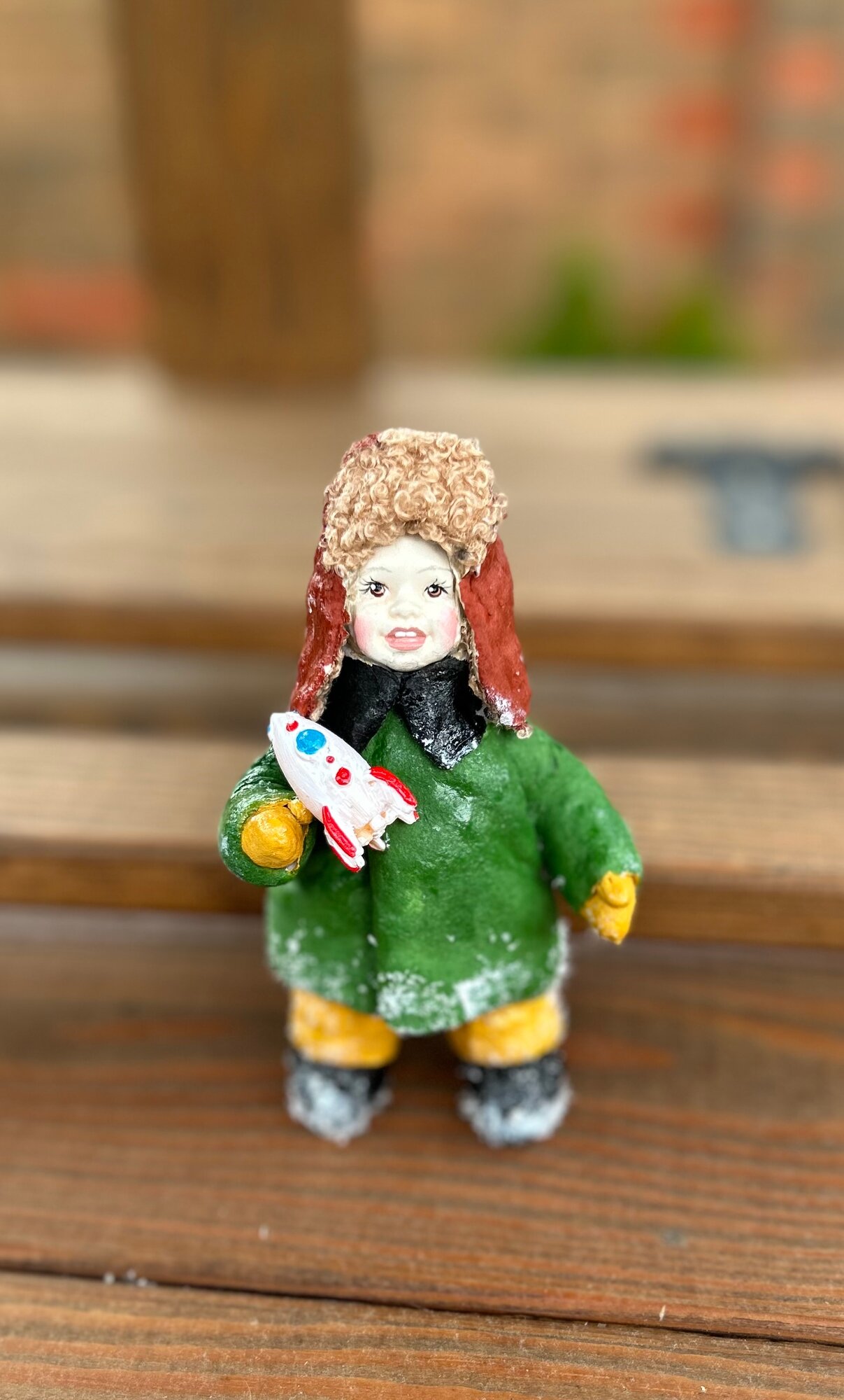 Ватная елочная игрушка - мальчик с ракетой