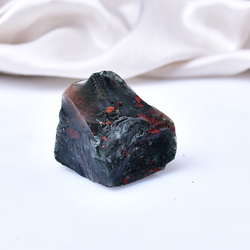 Натуральный камень, "Африканский кровавик”, необработанный (3-5 см, 20-50 г, 1 шт)