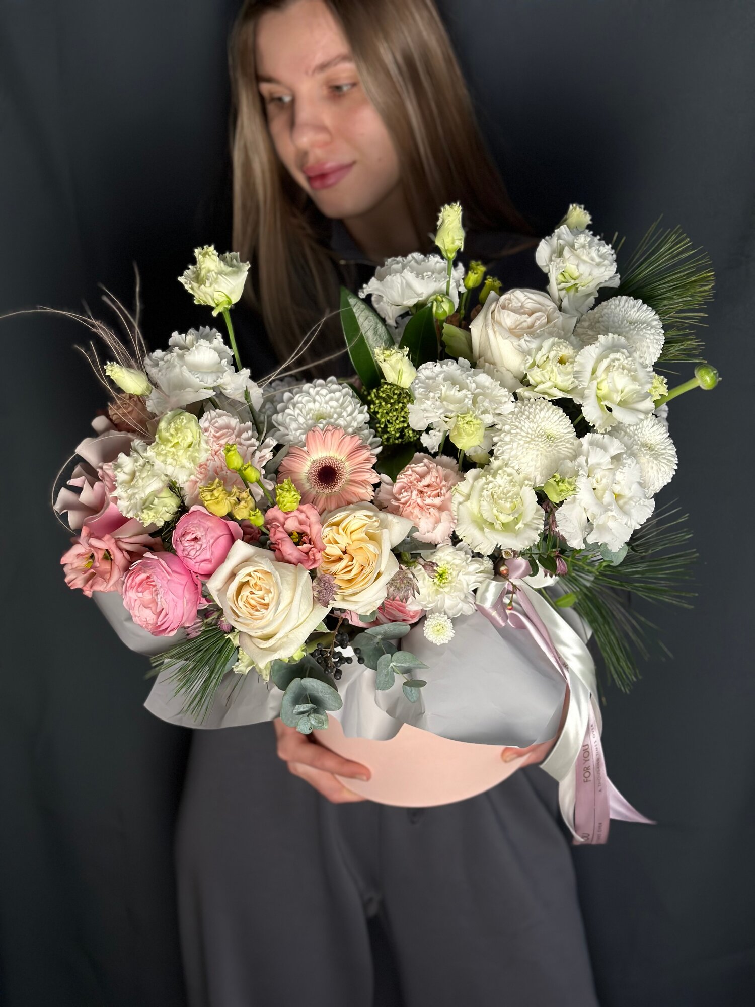 Композиция в коробке " Без лишних слов" с момокой, розами и гортензией