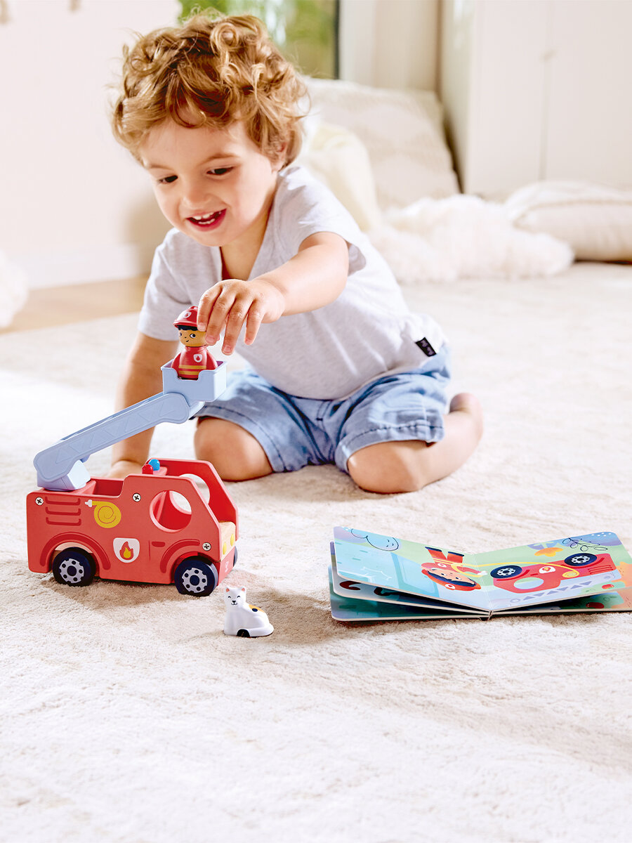 Игровой набор Hape "Играем вместе" Пожарная машина (детская иллюстрированная книга Hape Land) E3440_HP