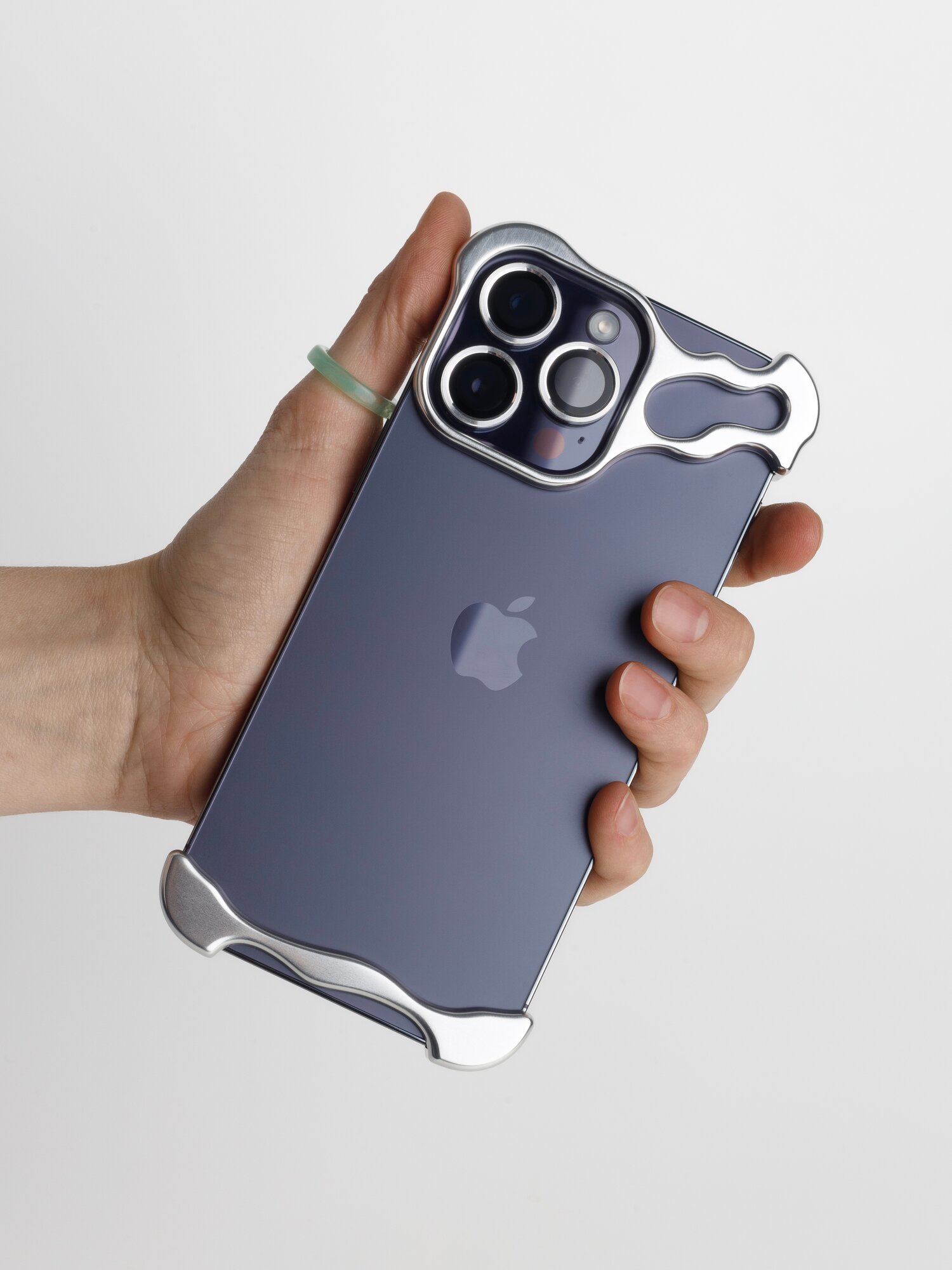 Чехол на iPhone 16 Plus металлический с защитой камеры и поддержкой беспроводной зарядки