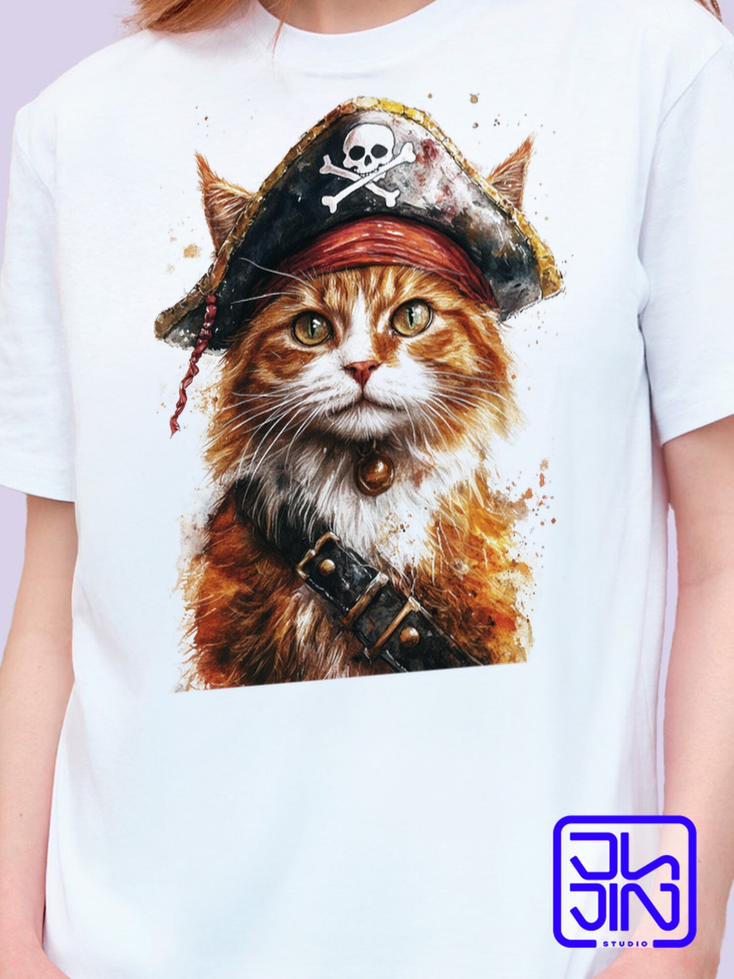 Футболка классическая женская с авторским принтом Смешная рыжая кошка пират в веселой оранжевой бандане с черепом на шляпе, белый хлопковый трикотаж с прикольным рисунком на груди