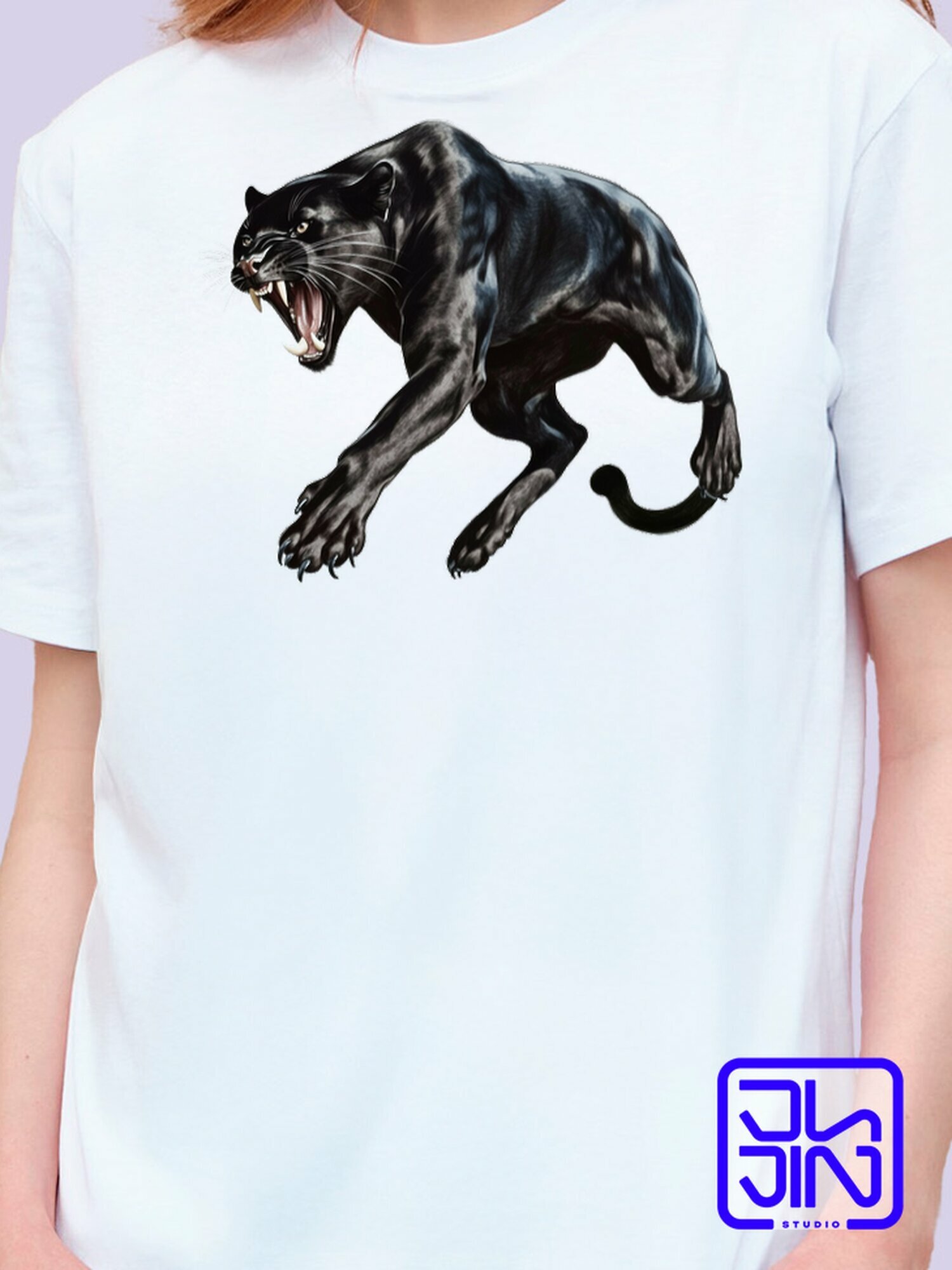 Футболка классическая женская с авторским принтом Агрессивная дерзкая пантера черно-белая, графитовая, экстрим вызывающий, белый хлопковый трикотаж с прикольным рисунком на груди