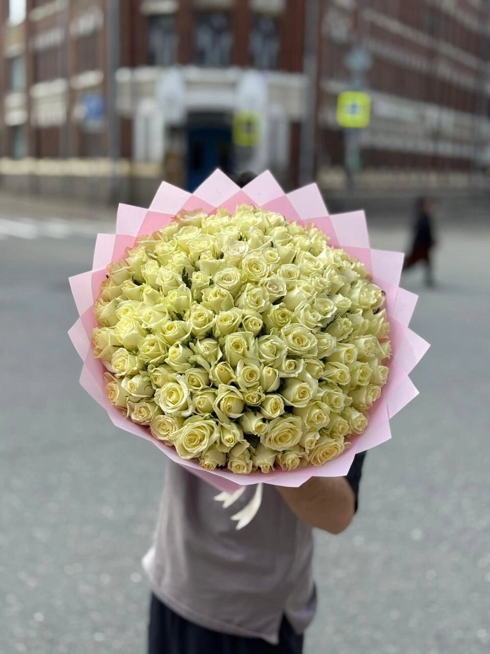 Букет из 101 белой розы Chantal Pudra