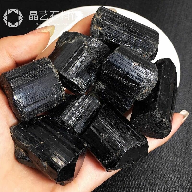 Черный турмалин необработанный камень 100г(около2-3 шт)