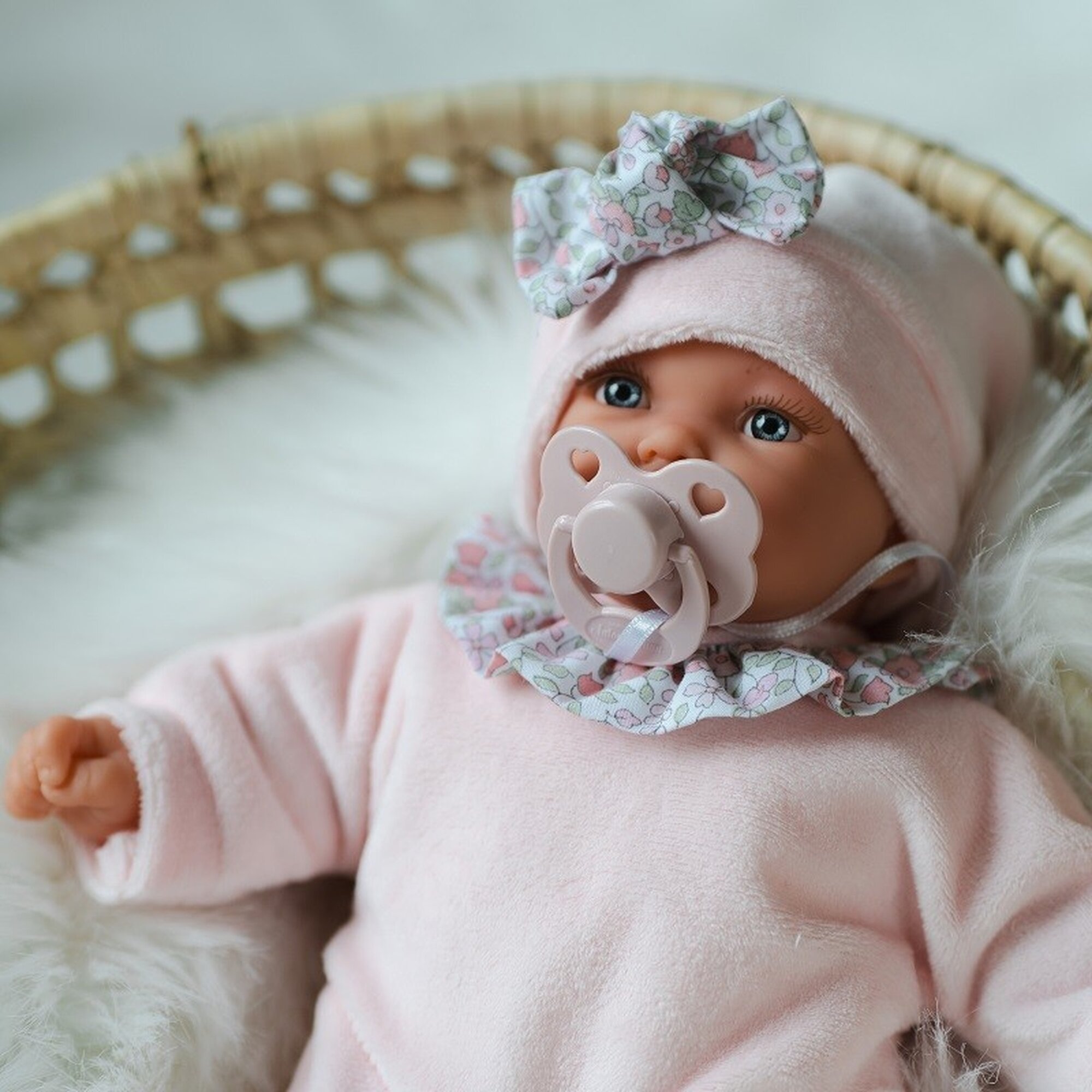 Кукла Antonio Juan Baby Petit 12443, с пледом, виниловая, 27см