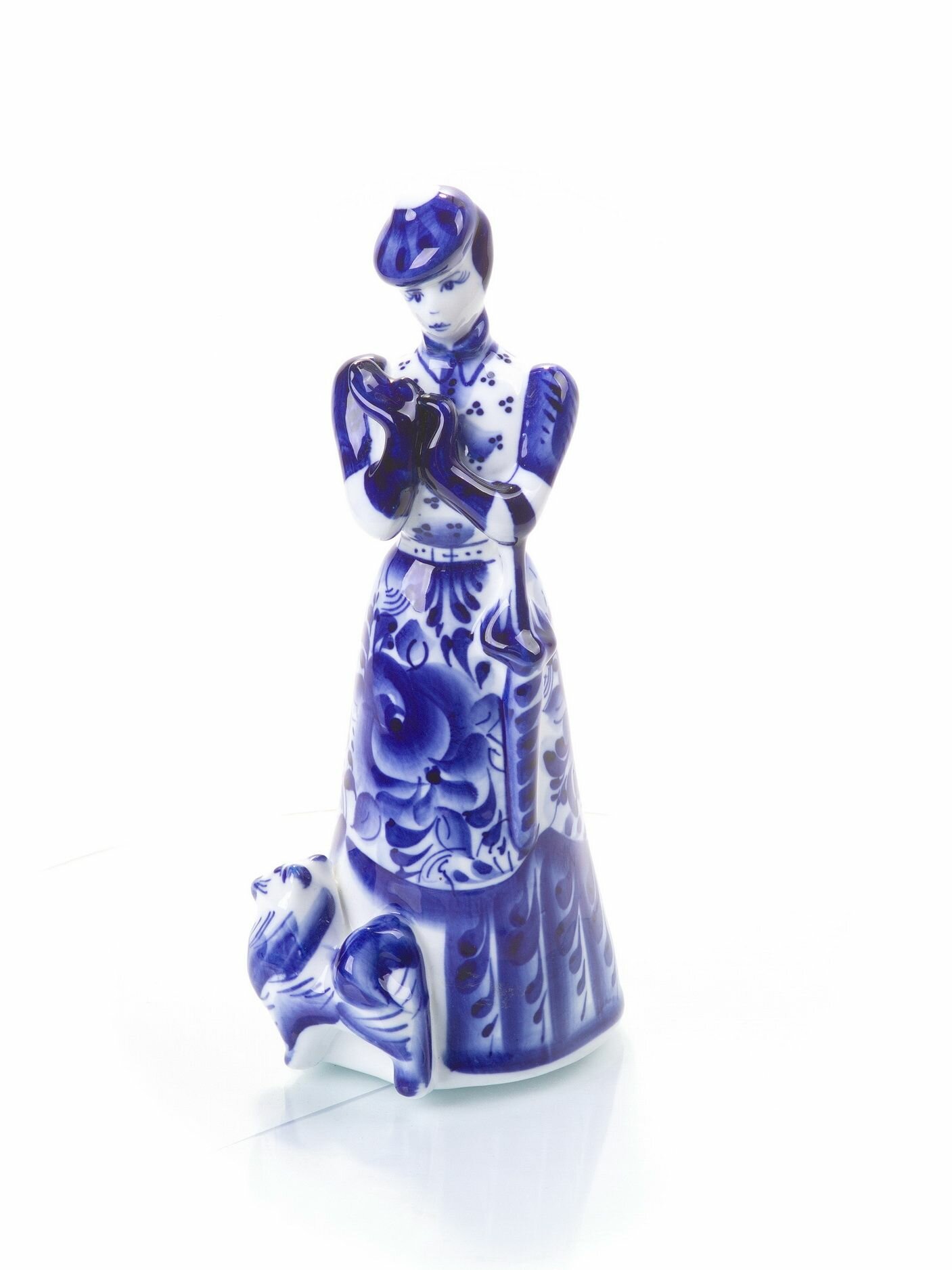 Статуэтка из фарфора