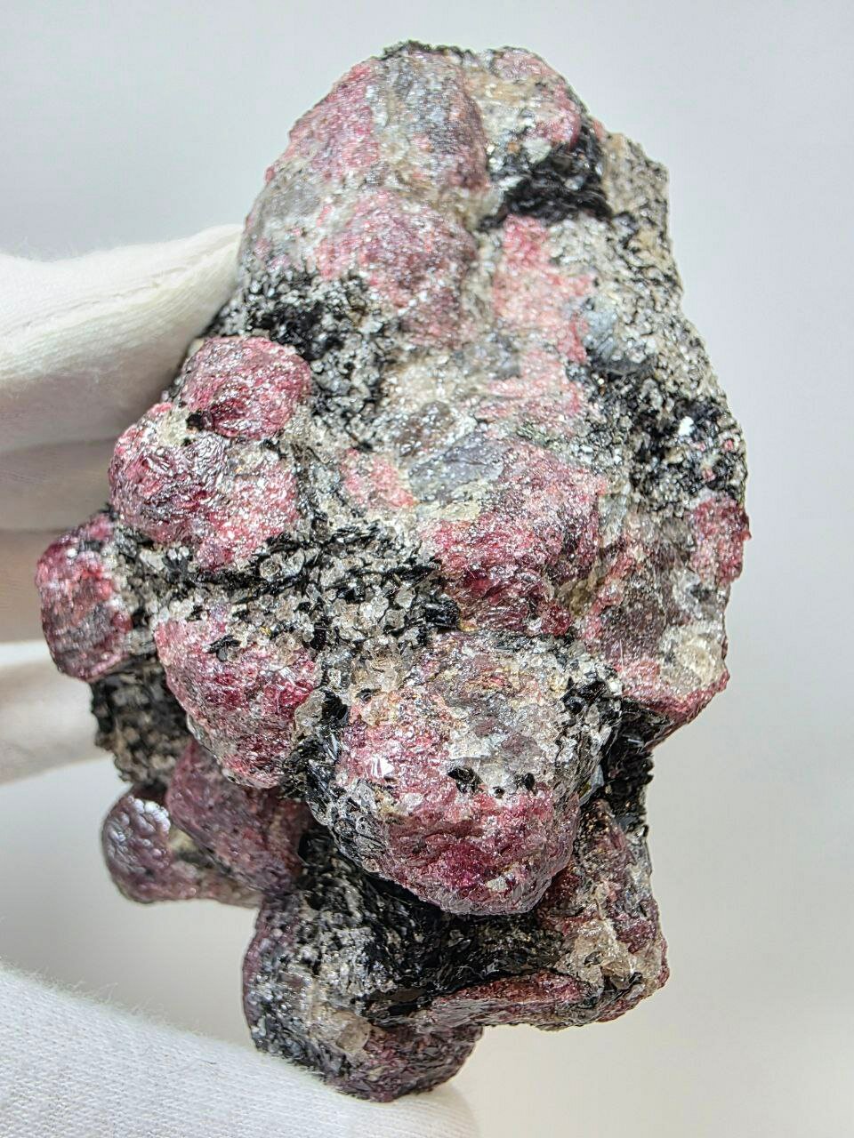 Гранат в амфиболите 111 мм, 629 г.