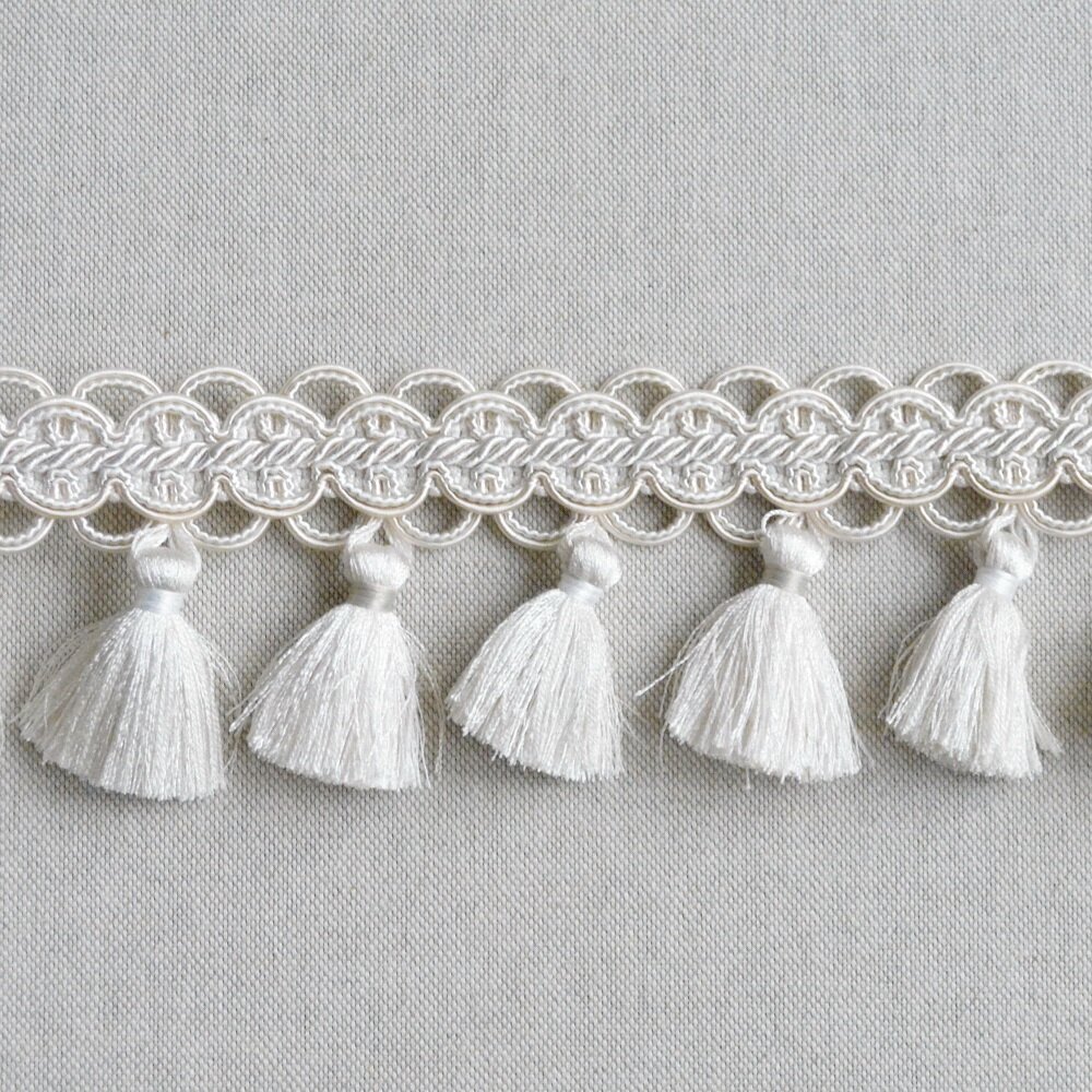 Тесьма 3 м сутажная с бахромой из кисточек, высота 7 см, цвет молочный