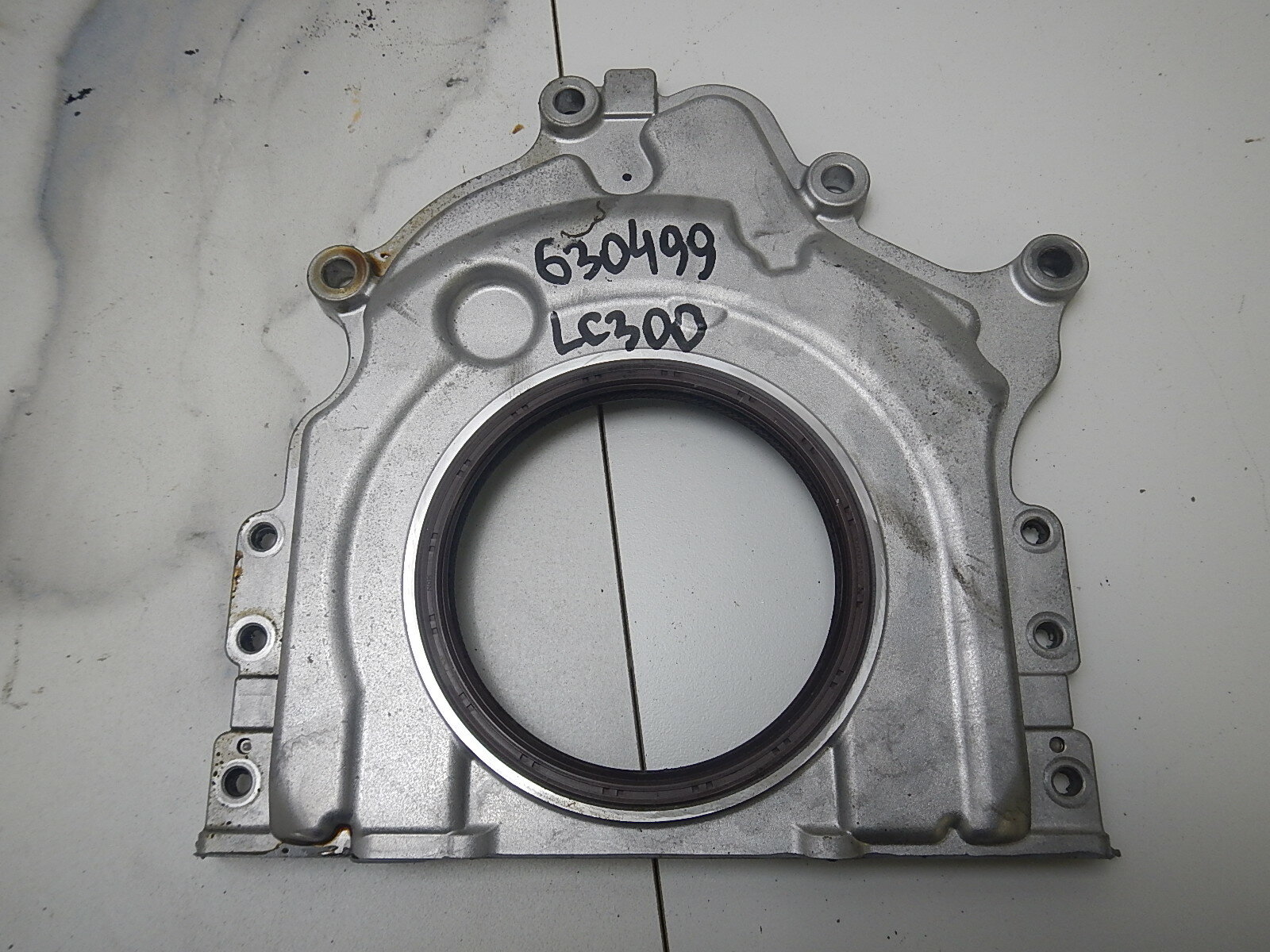Б/У Крышка коленвала задняя, Toyota (Тойота)-LAND CRUISER 300 (21-) TOYOTA LAND CRUISER 300 (21-) Без вдимых повреждений...