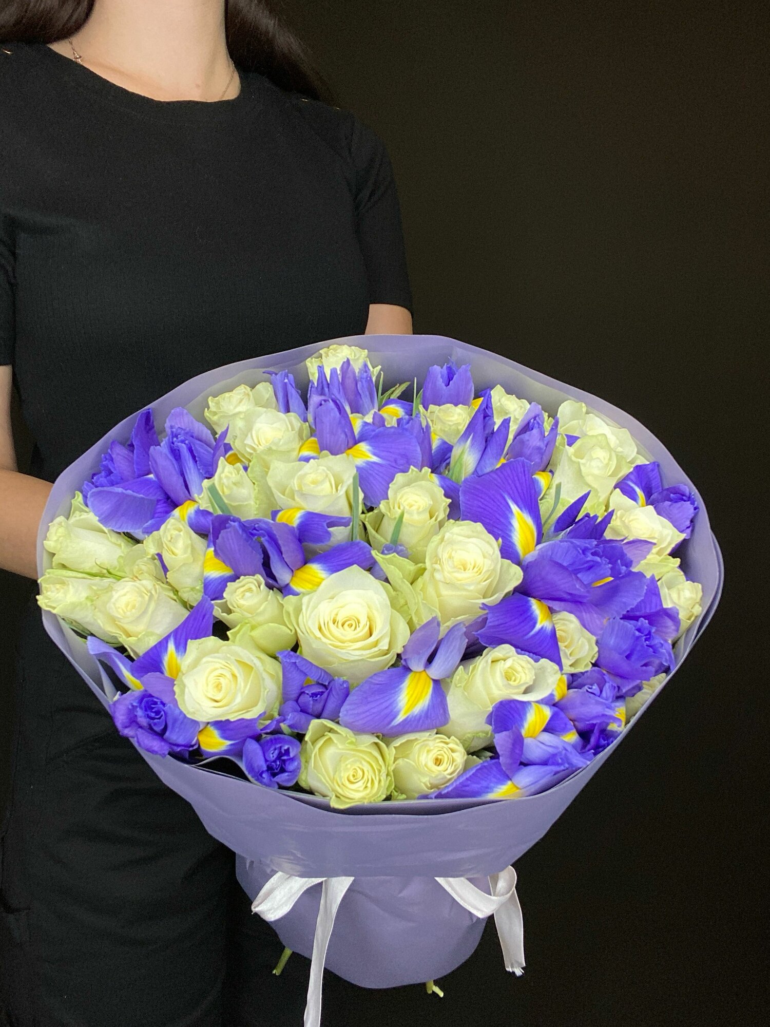 Ирисы с розами