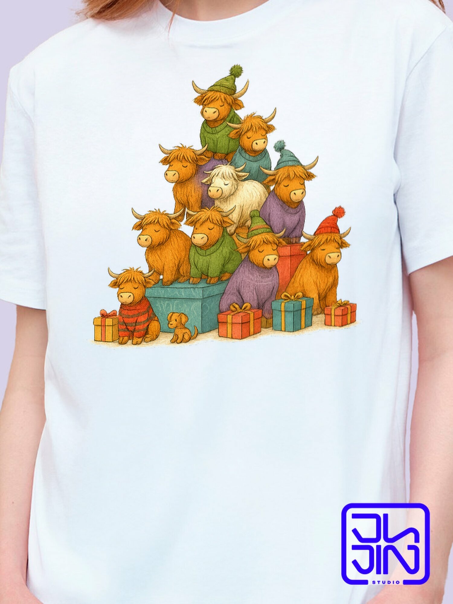 Футболка классическая женская с авторским принтом Веселая рыжая корова с собакой в оранжевых свитерах, креативные подарки, белый хлопковый трикотаж с прикольным рисунком на груди