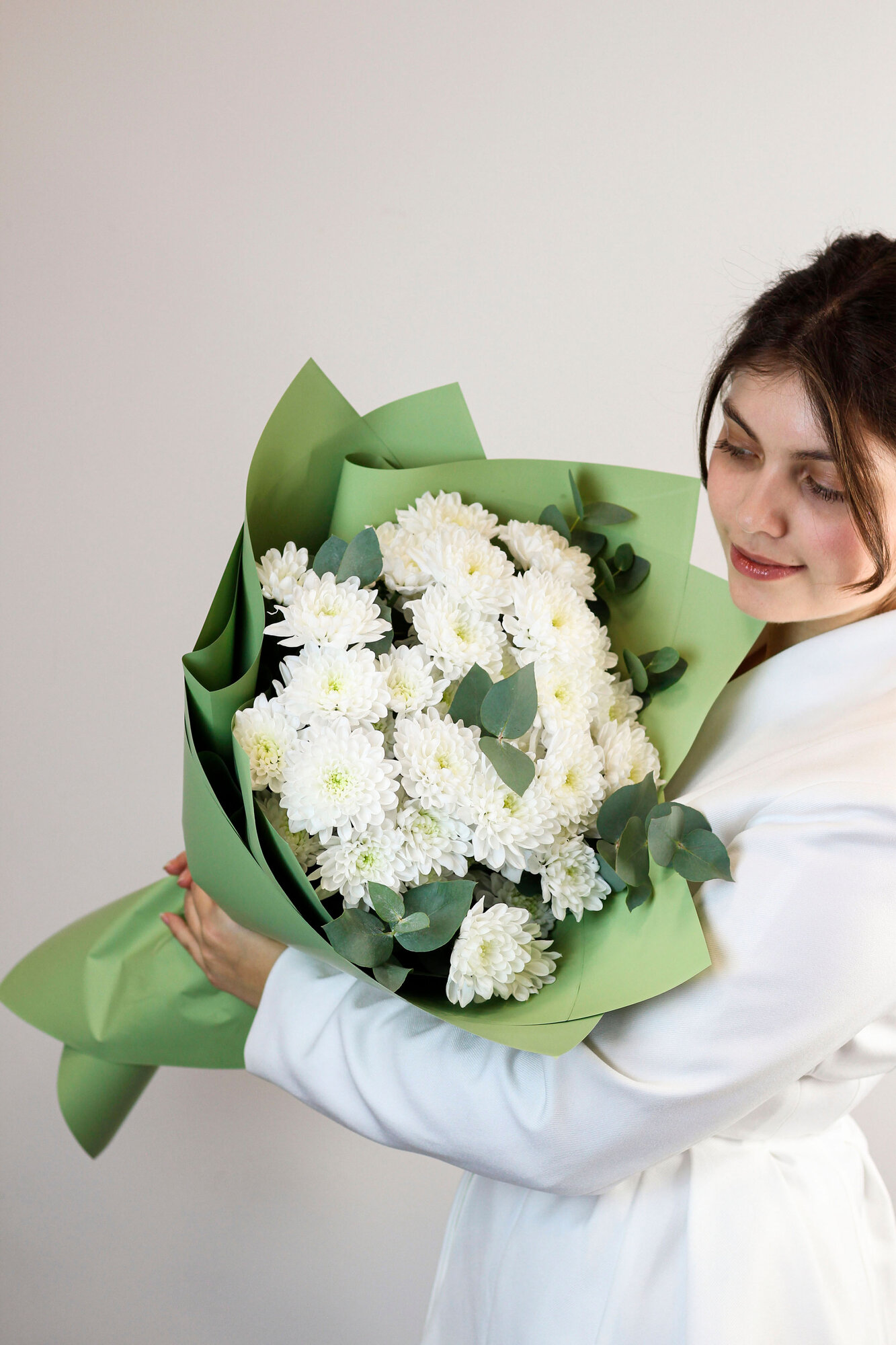 Монобукет из 5 штук белой кустовой хризантемы с эвкалиптом "Гармония цвета" FMART by flowwow