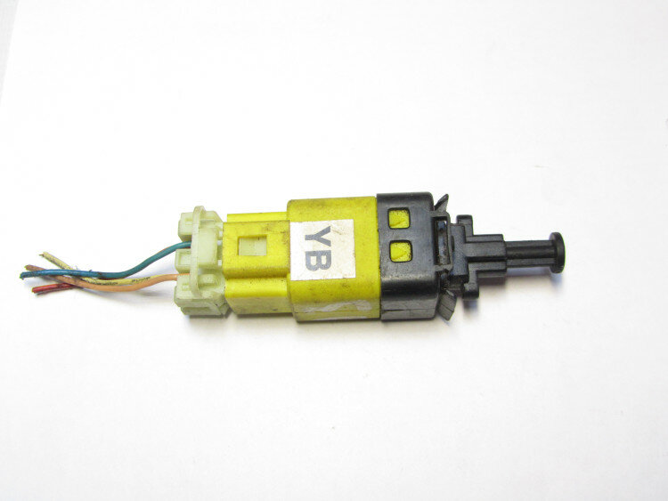 Датчик стоп-сигнала 96552790 96440926-YB Шевроле Лачетти с АКПП - Желтый