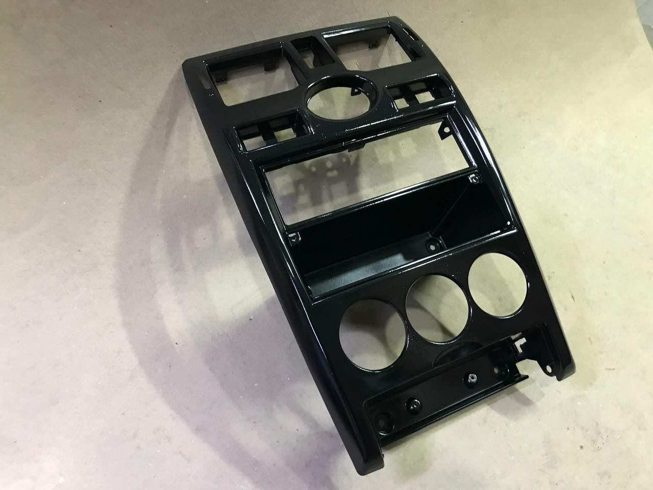 Центральная накладка консоли панели приборов (черный глянец) Lada Priora 2170-2172