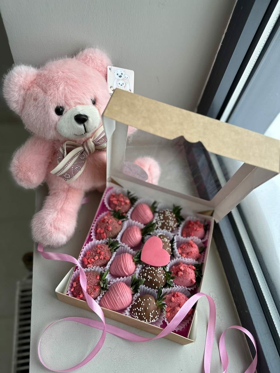 Комбо набор "Нежное наслаждение" клубника в шоколаде и плюшевый мишка
