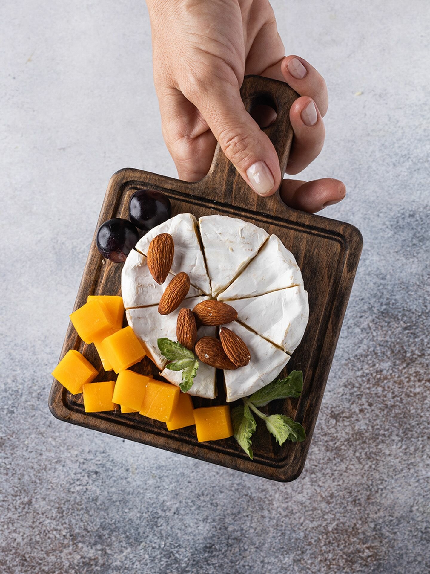 Доска из натурального бука для сервировки и подачи. Квадратная тёмная.