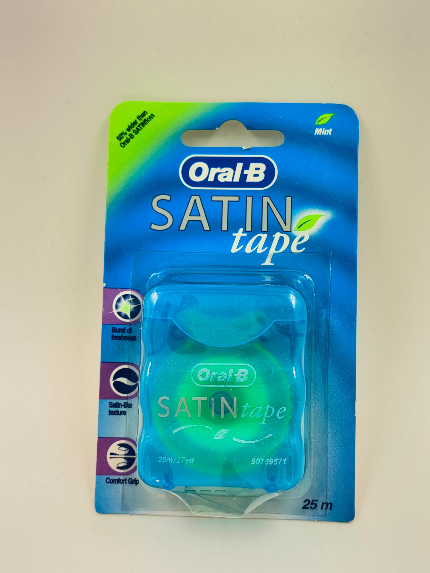 Зубная нить Oral-B Satin Tape Dental Floss в форме ленты, мята 25 м 1 шт