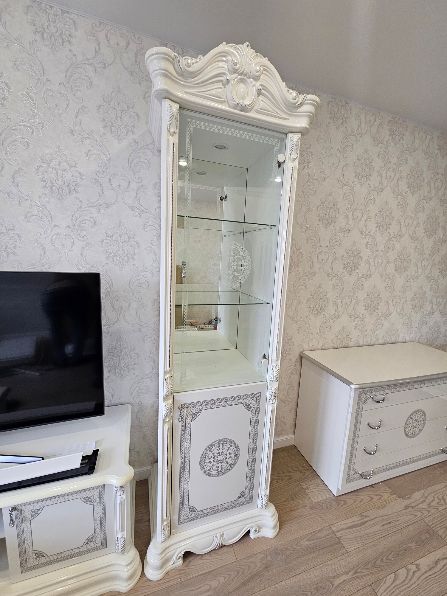 Витрина Грация цвет: белое серебро глянец, фабрики Диа Мебель, Россия.