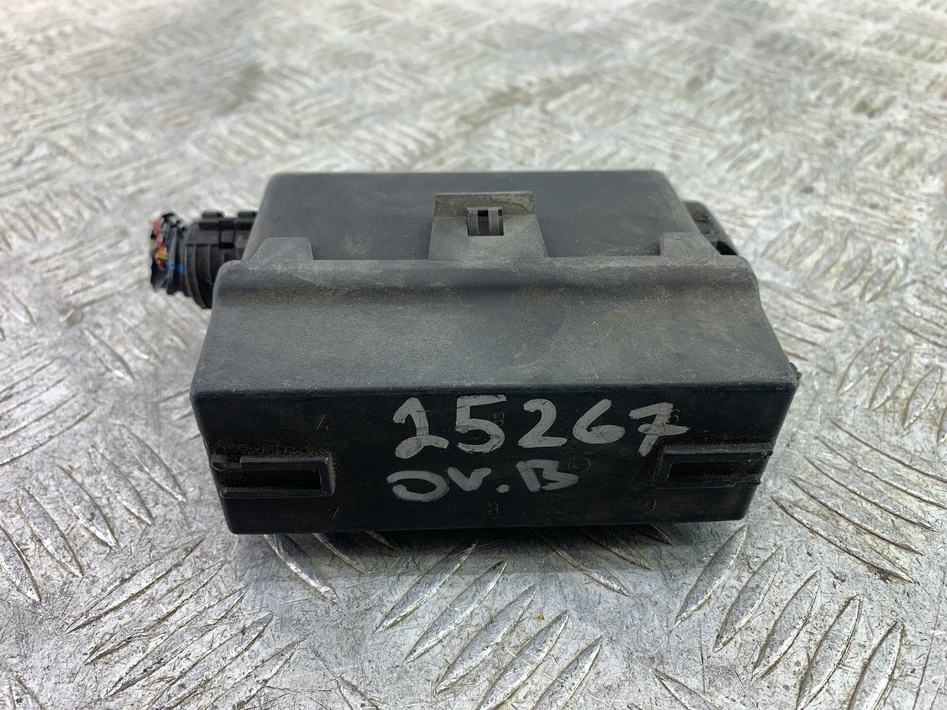 Блок реле Opel Vectra B рест. 2001 24437030