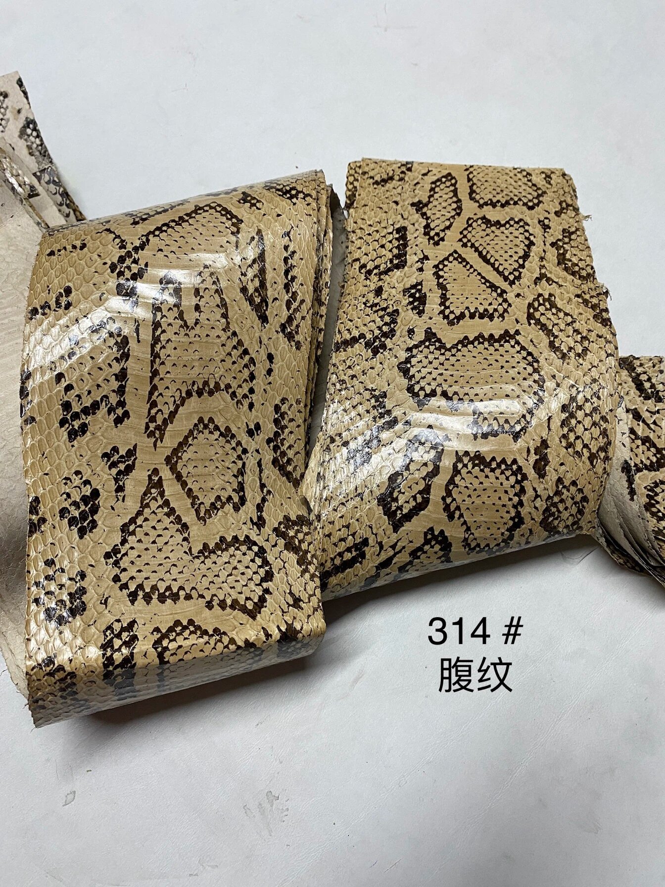 Цельноцветная змеиная кожа для рукоделия