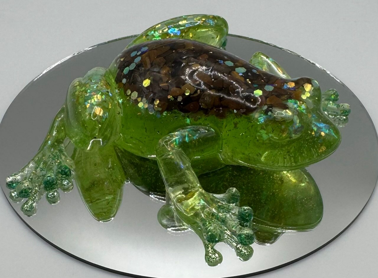 Статуэтка лягушки из эпоксидной смолы. Ручная работа