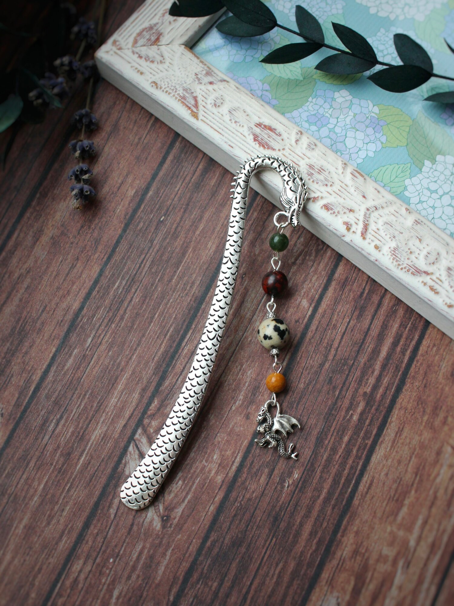 Закладка-талисман сувенирная "Далматиновый Дракон" с натуральными минералами, для книги ежедневника дневника, готовый подарок