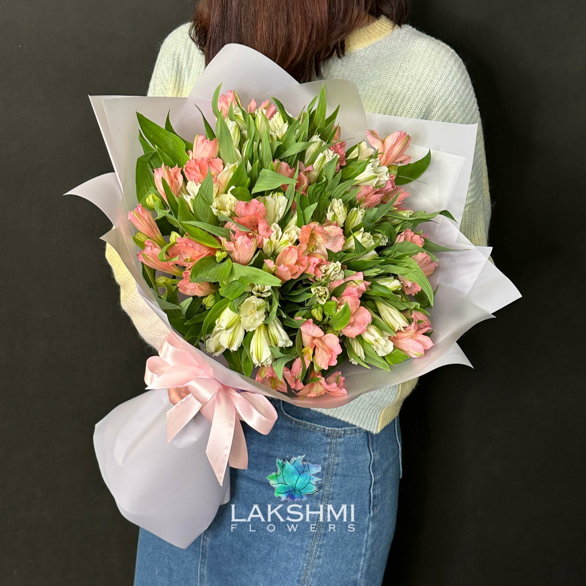 19 альстромерий / Букет из 19 белых и розовых альстромерий в авторской упаковке