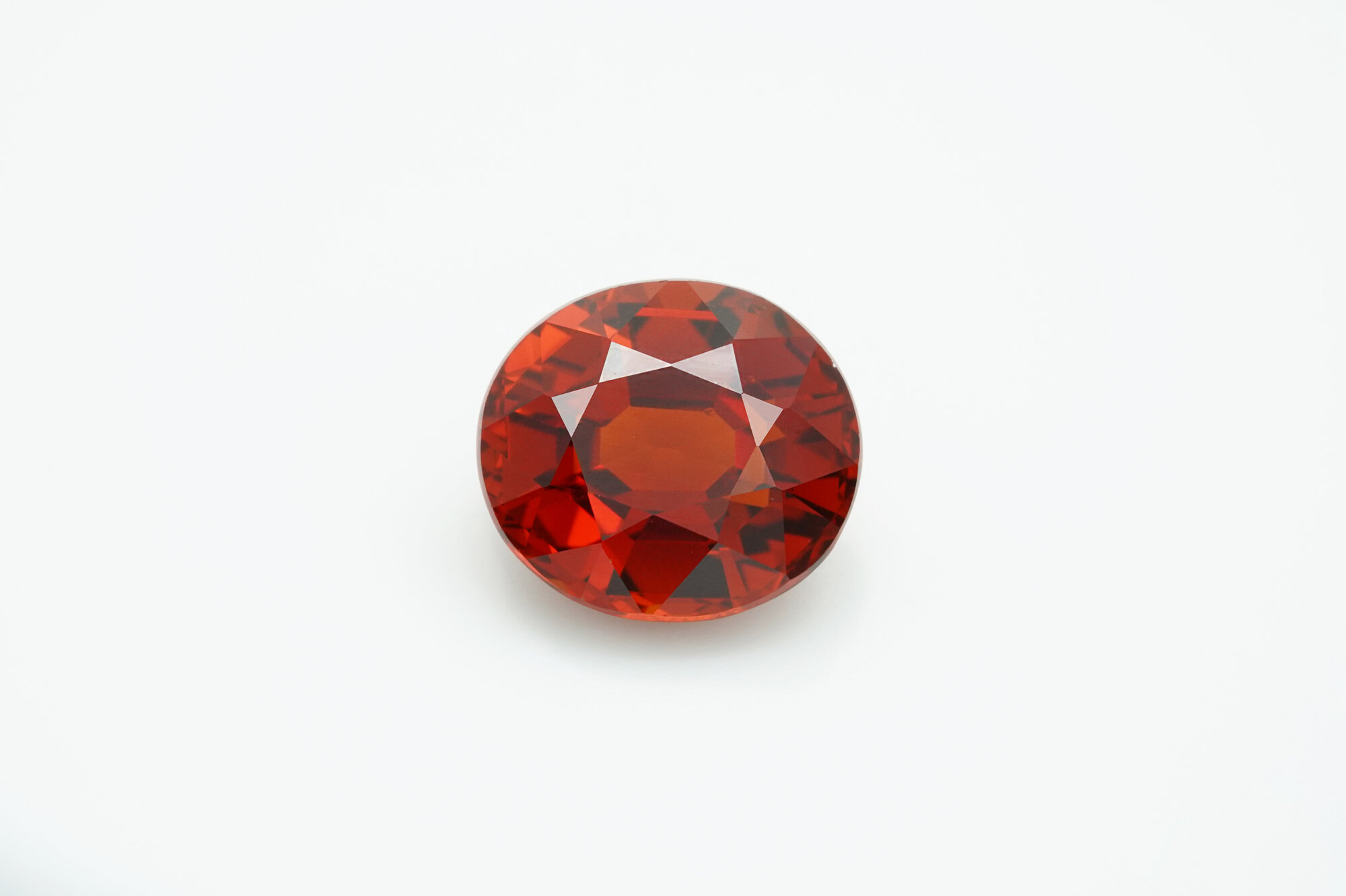 Гранат-Спессартин природный,«Овал», вес 3.83 ct, размеры 9.07х8.16х5.67 мм