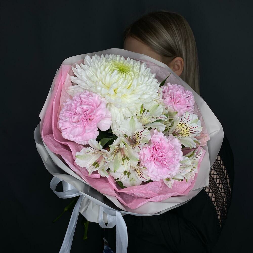 Небольшой букет с одноголовой белой хризантемой и альстромериями «Розовая мечта»