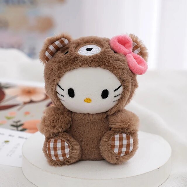 Милые плюшевые брелоки Sanrio: Hello Kitty, My Melody, Kuromi, Cinnamoroll — плюшевые игрушки в виде животных, которые можно носить на рюкзаке.