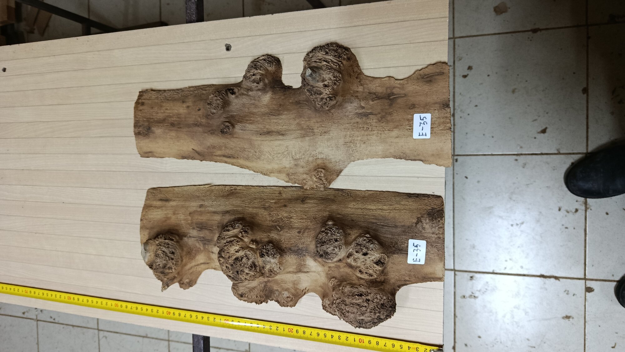 Спил из карагача, каповый, комплект их 2- ух спилов 43х13х5см,43х10х4 см(Е35)высушенный , влажность 8%